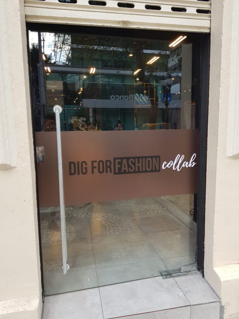 Adesivo em porta de vidro jateado - Comunicação Visual em Curitiba ...